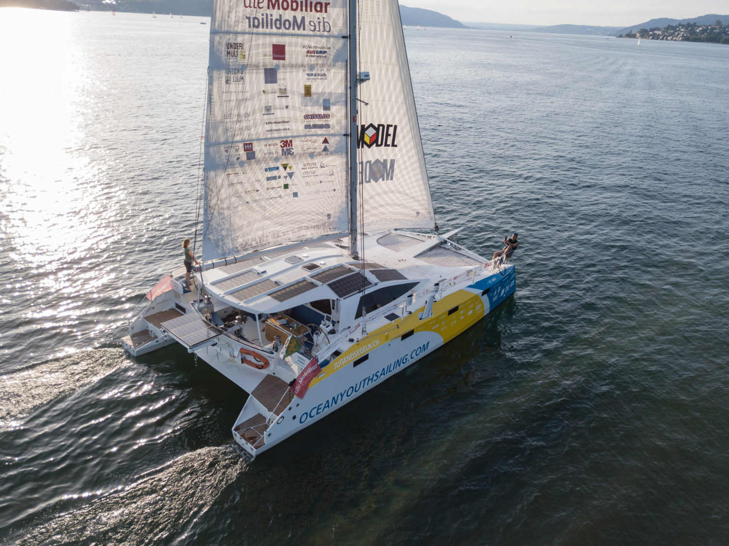 Ocean Youth Sailing. Der Katamaran segelt. - Literaturboot